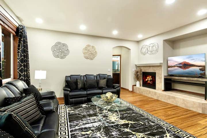 B17: Fenced, Central Location, 2 Car Garage - Woodinville, WA