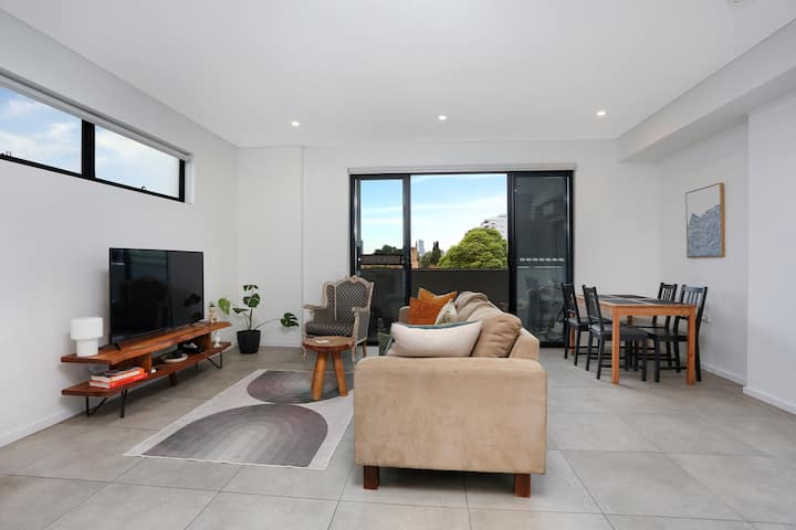 Top Level East-facing Apartment, 400m To Station - Parramatta