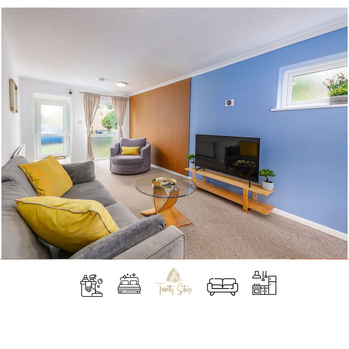 2 Baths I Business I Shops I Wifi I Parking I 4 - Cambridge