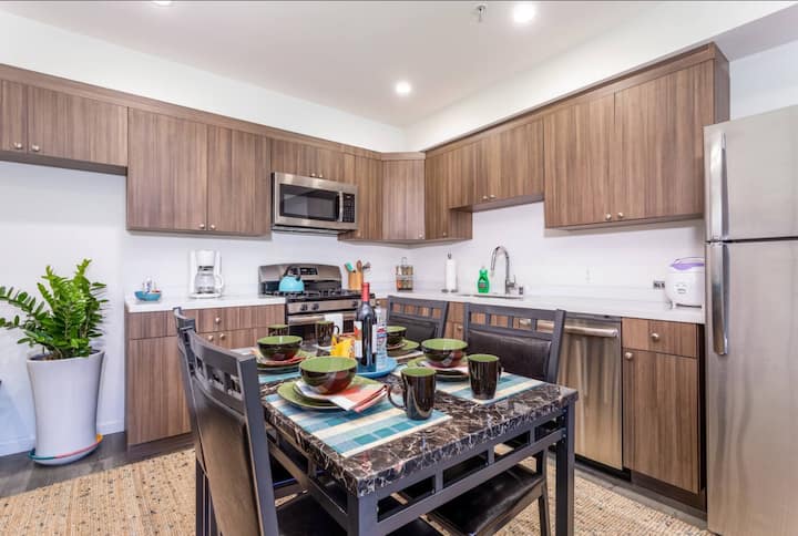 New 1b + 1b With Balcony In The Heart Of K-town - 比佛利山