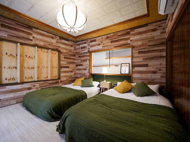 【弘前城徒歩圏内！】大型一棟貸し｜最大15名までok｜閑静な住宅街で家族や団体に最適｜駐車場あり - Hirosaki