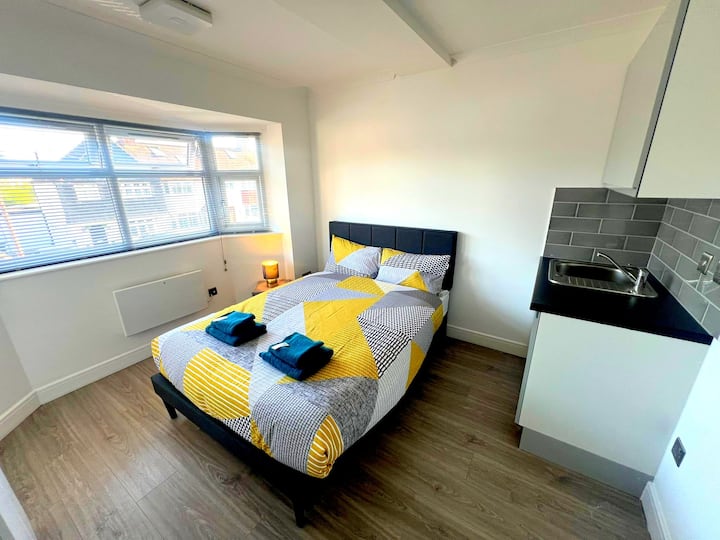 Spacious 5-bedroom & 4-bathroom House In London - 엡솜