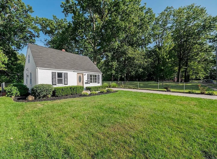 Avon Lake 3br+ Newly Remodeled Home - Next To Park - Avon, OH