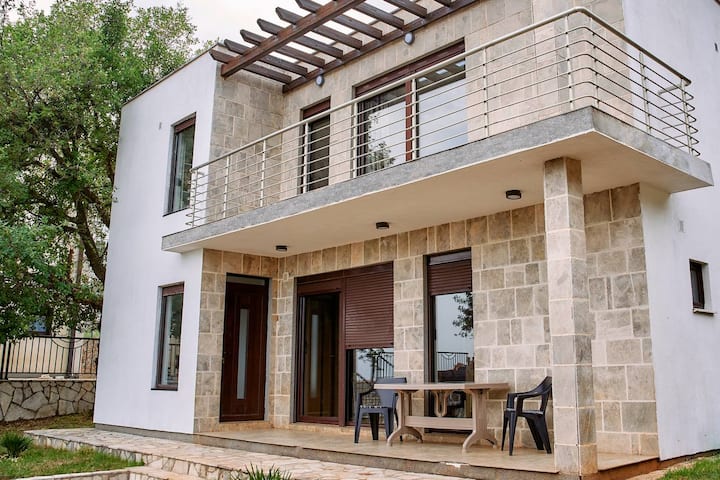 Carob Breeze House - Montenegro