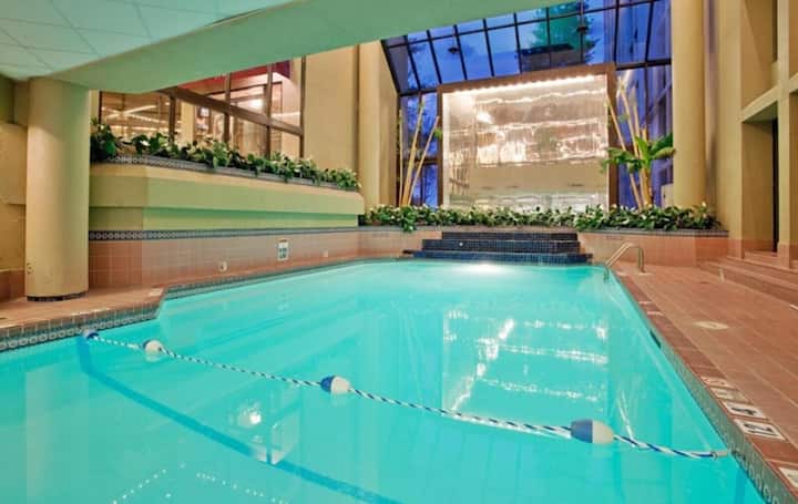 2 Queen | Wyndham Columbia | Indoor & Outdoor Pool - Columbia, MO