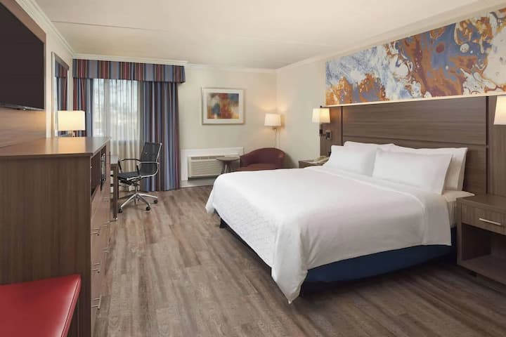 King | Wyndham Columbia | Indoor & Outdoor Pool - Columbia, MO