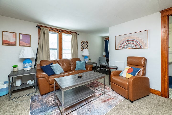 Quiet 1br Near Sparrow | Private Upper Unit - Lansing, MI