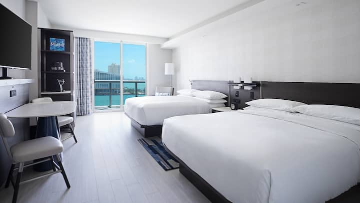 Brickell City Escape W/ Breakfast, Gym & Pool - Miami, FL