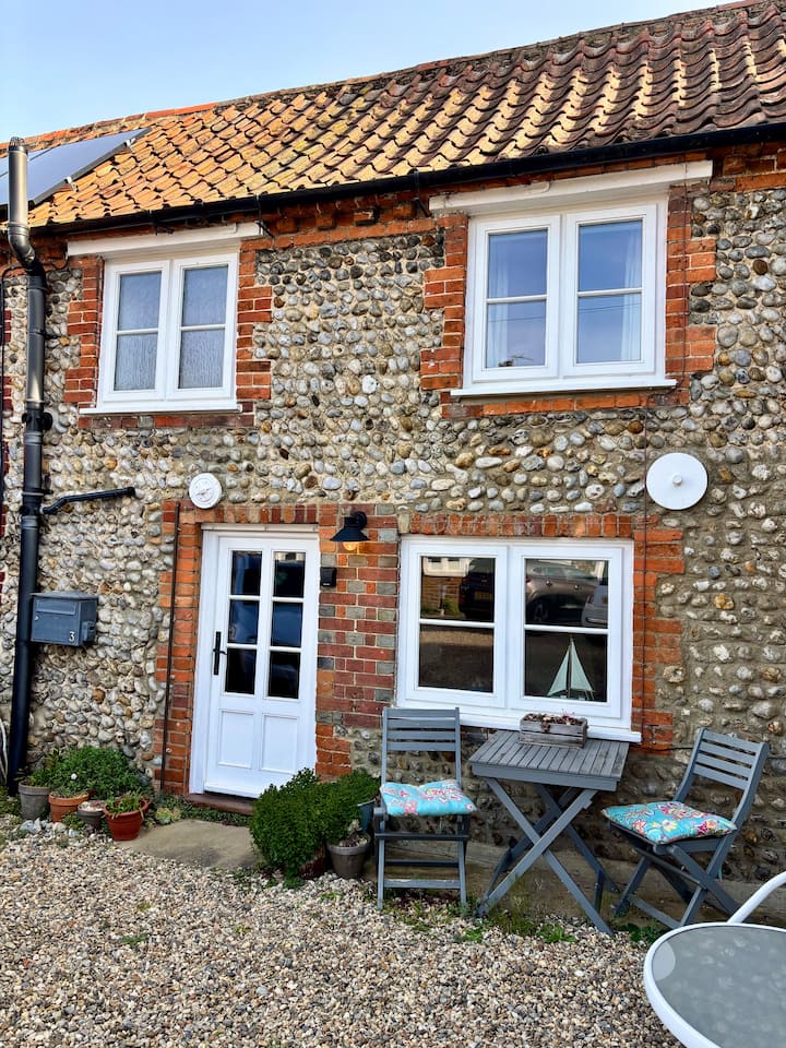 Charming 2 Bed Cottage | Dog Friendly With Parking - Holt