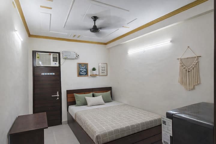 In Budget 1bhk Near Metro | Couple Friendly | Wifi - Delhi