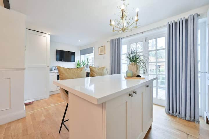 Ground Floor Flat Situated Within Flint Cottage - Watford