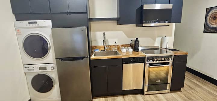 Queen Bed - Full Kitchen W/ Washer/dryer Downtown - Juneau, AK