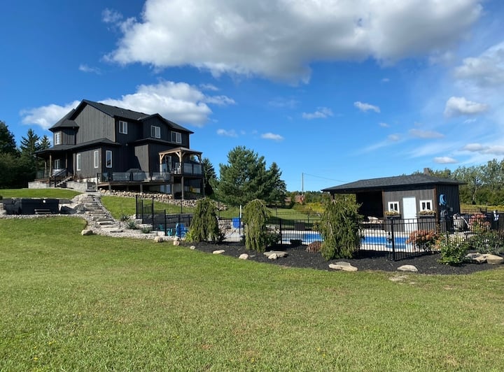 Large Home In The Rolling Hills Of Creemore. - Creemore