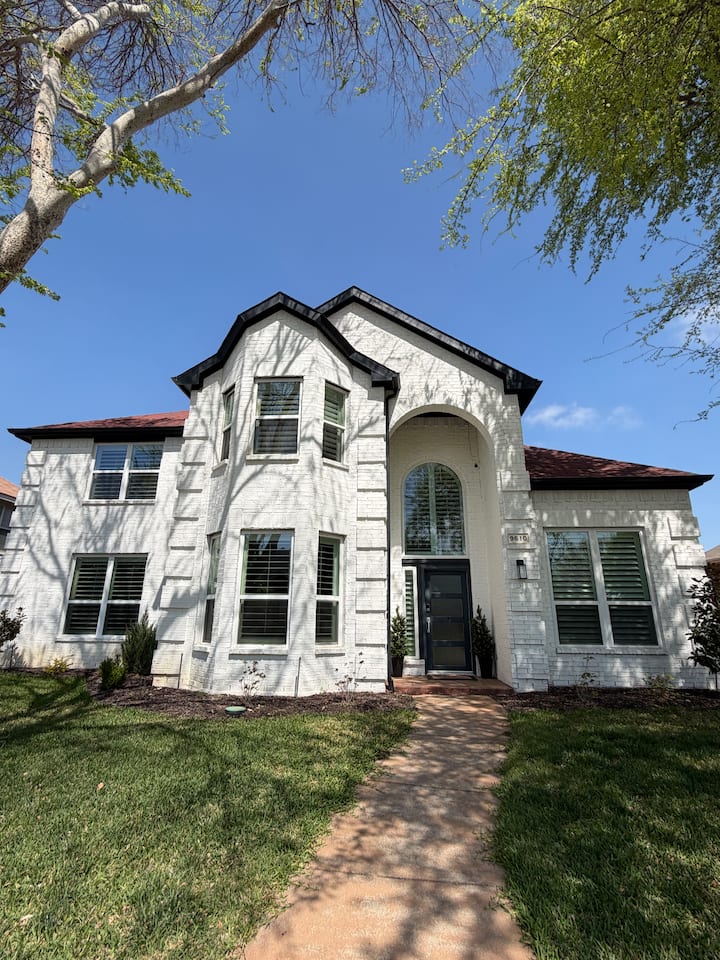 The White House With An Awesome Patio - Frisco, TX