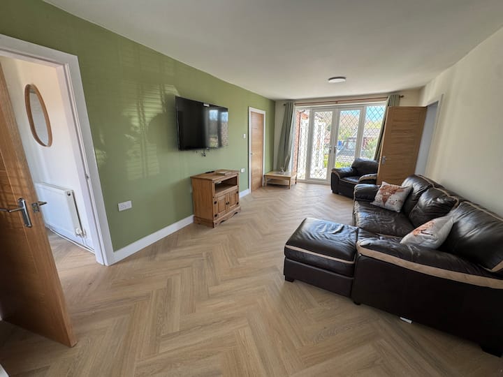 Bungalow By The Arches - Gulliver's World Theme Park