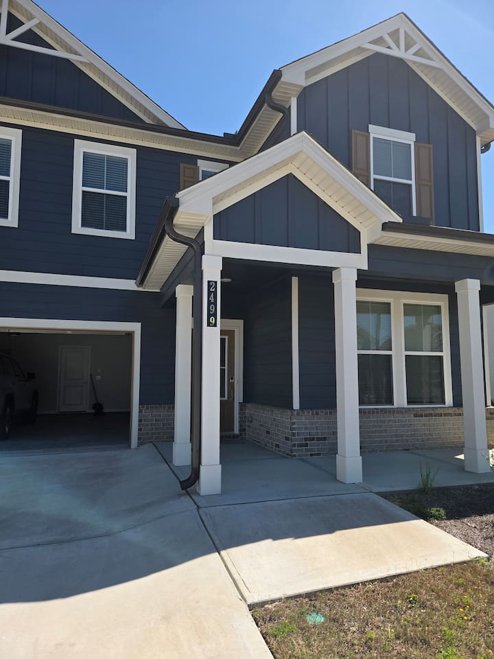 Five Bedrooms Three Full Baths Single Family Home. - Snellville, GA