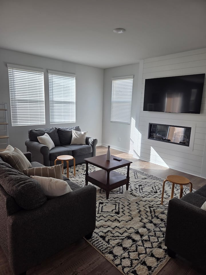 Five Bedrooms Three Full Baths Single Family Home. - 勞倫斯維爾