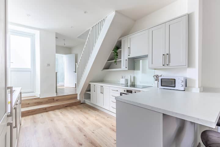 Stylish 3br Home | Smart Tv | Sleeps 7 | Fast Wifi - Bristol