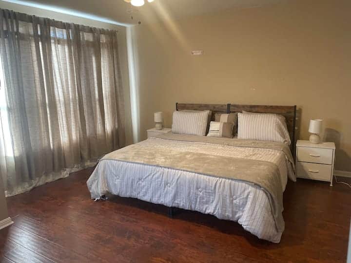 Spacious 4br W/ 9 Beds | Pet-friendly Yard - Richmond, TX