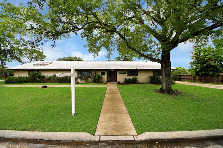 Spacious 4br W/ 9 Beds | Pet-friendly Yard - Richmond, TX
