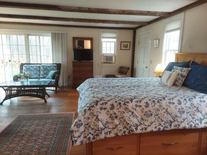 Darius' 2-room Suite - Cornwall, CT