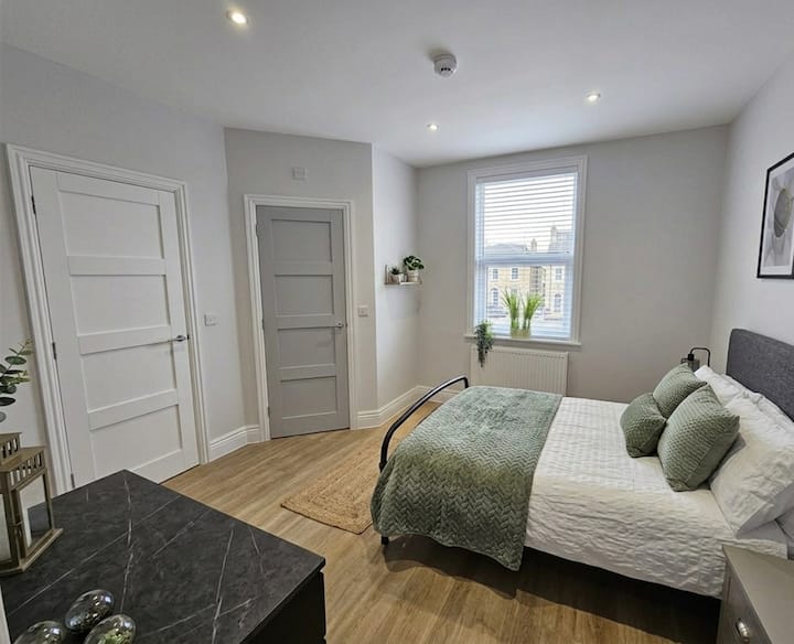 Spacious 7 Bedroom House | Ideal Location | Wi-fi - Southend-on-Sea