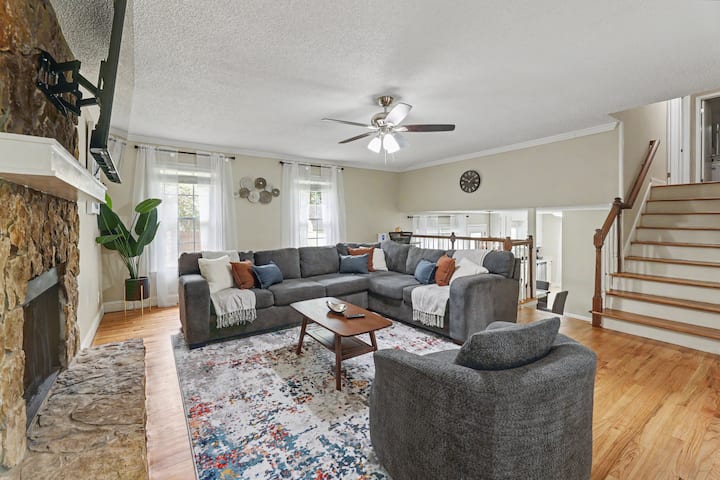 Spacious 4br Getaway | Sleeps 12 | Family Ready - Duluth, GA