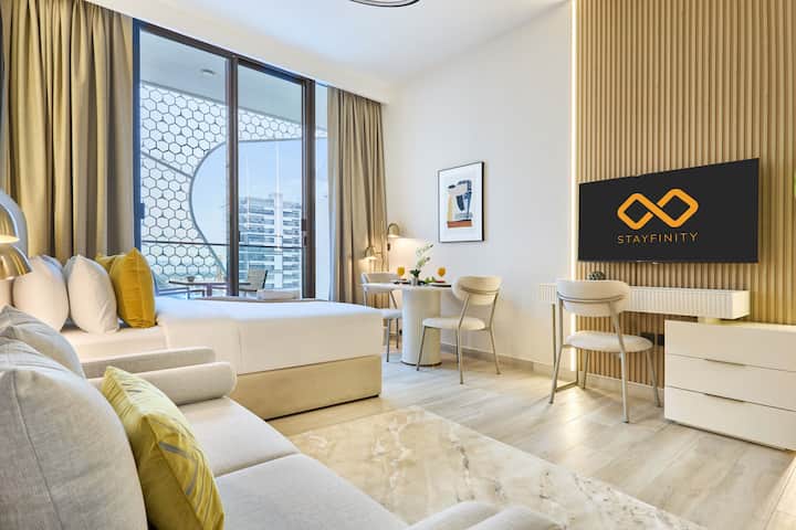 Skyline View Studio W/ Pool & Modern Design - Dubai