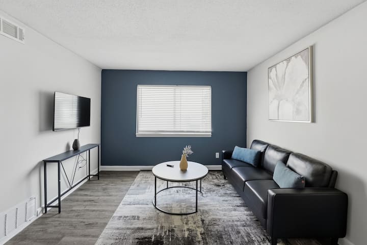 Modern & Spacious 1br Apartment I Gym I Pool - 채플힐