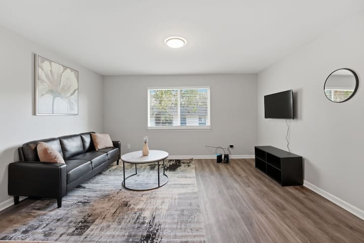 Simple, Modern Comfort Centrally Located I Gym - Chapel Hill, NC