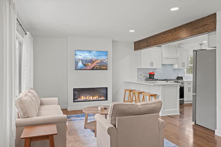 Modern Mission Home W/ Yard + Great Location - Overland Park, KS