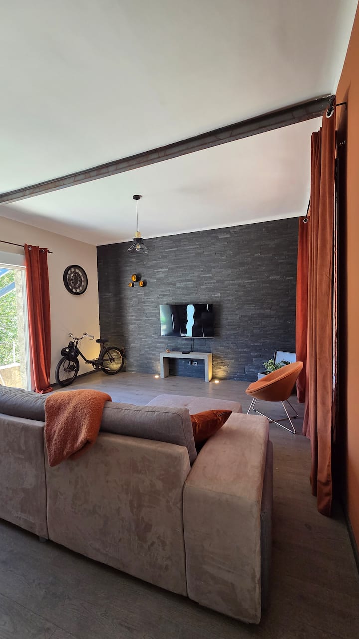 Bienvenue Chez Nous - Orange