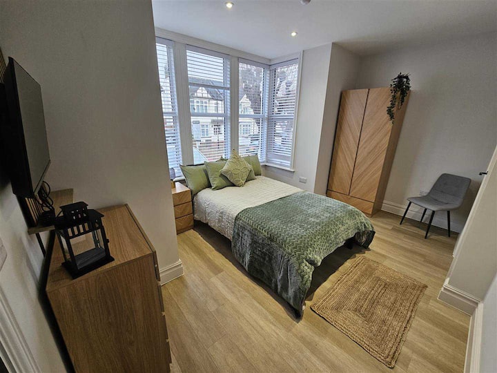 Large 7 Bedroom Home | Ideal Location | Free Wi-fi - Southend-on-Sea