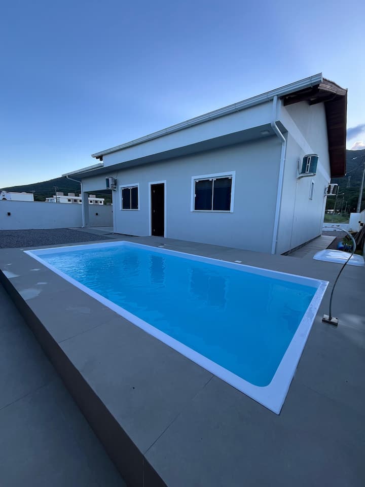 Casa Em Condomínio Fechado, Com Piscina Aquecida. - Palhoça