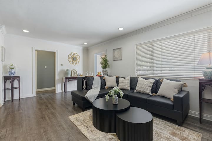 Stylish & Comfortable 2br Retreat | Easy Commute - Azusa, CA