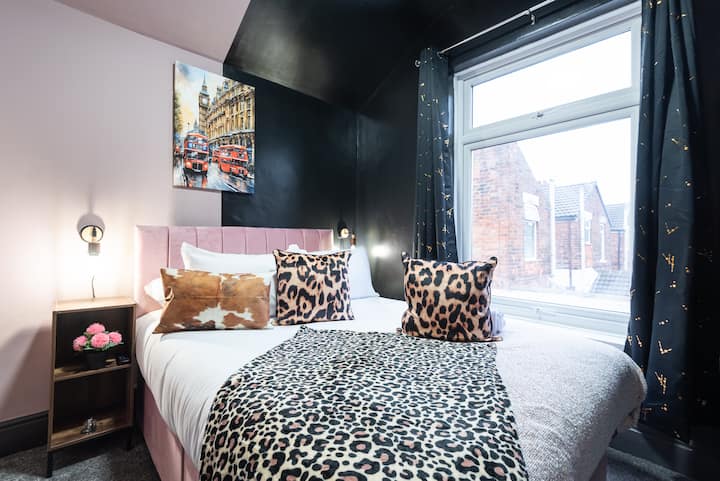 Bustling Newland Ave 4brdr | Tvs In All Rooms - Kingston upon Hull