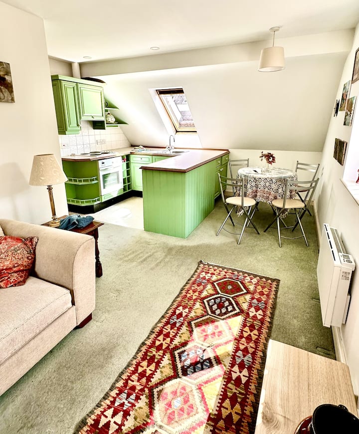 A Tranquil 1 - 4 Bed Apartment In The South Downs - Alton, UK