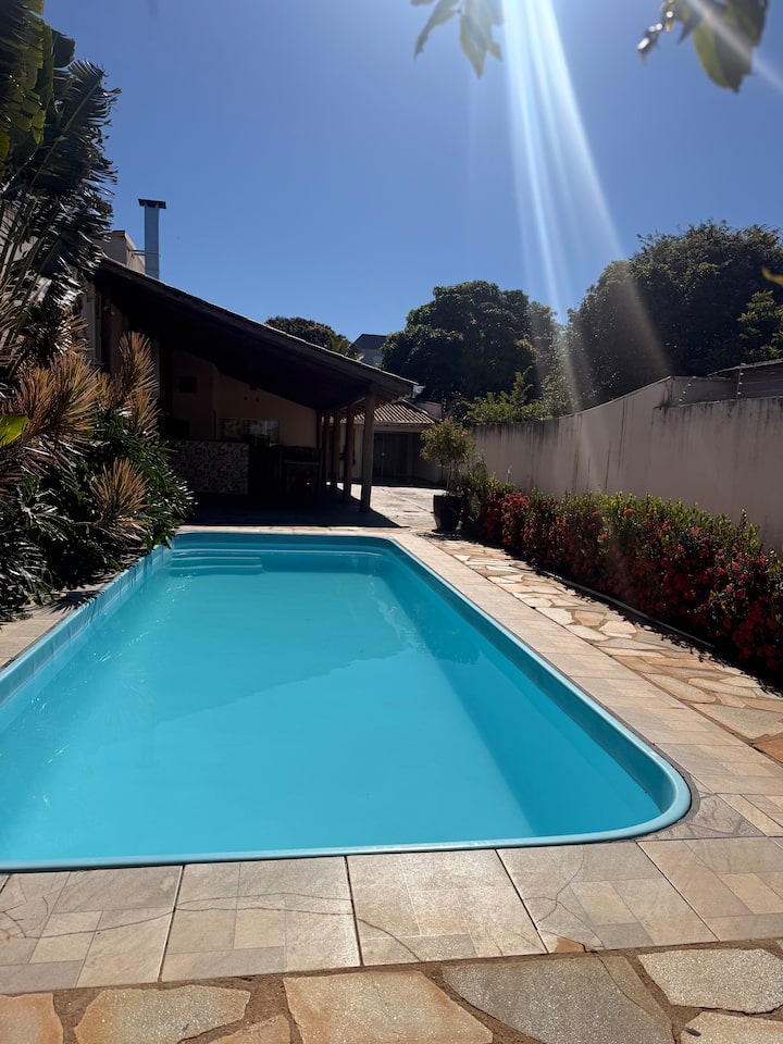 Casa Com Piscina E ÁRea Gourmet Em Uberlândia - Uberlândia