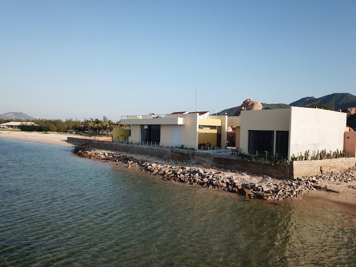 Ocean Front Bungalow With Private Infinity Pool - Ninh Hải District