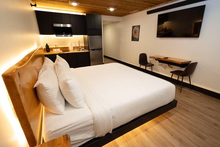 Custom King Bed Mountain View W/ Kitchen Downtown! - Juneau, AK