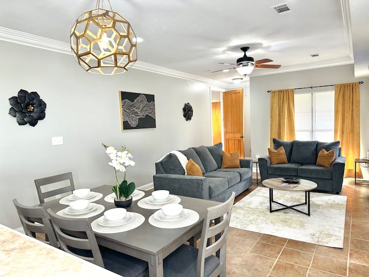 6 Beds | 2 Car Garage | Great Location | Driveway - 잭슨