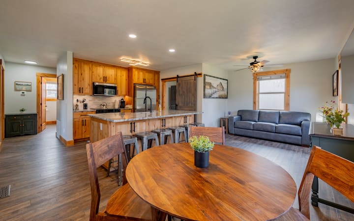 New Remodel, 2-bdrm/1.5 Bath Home In Cody W/ac! - Cody
