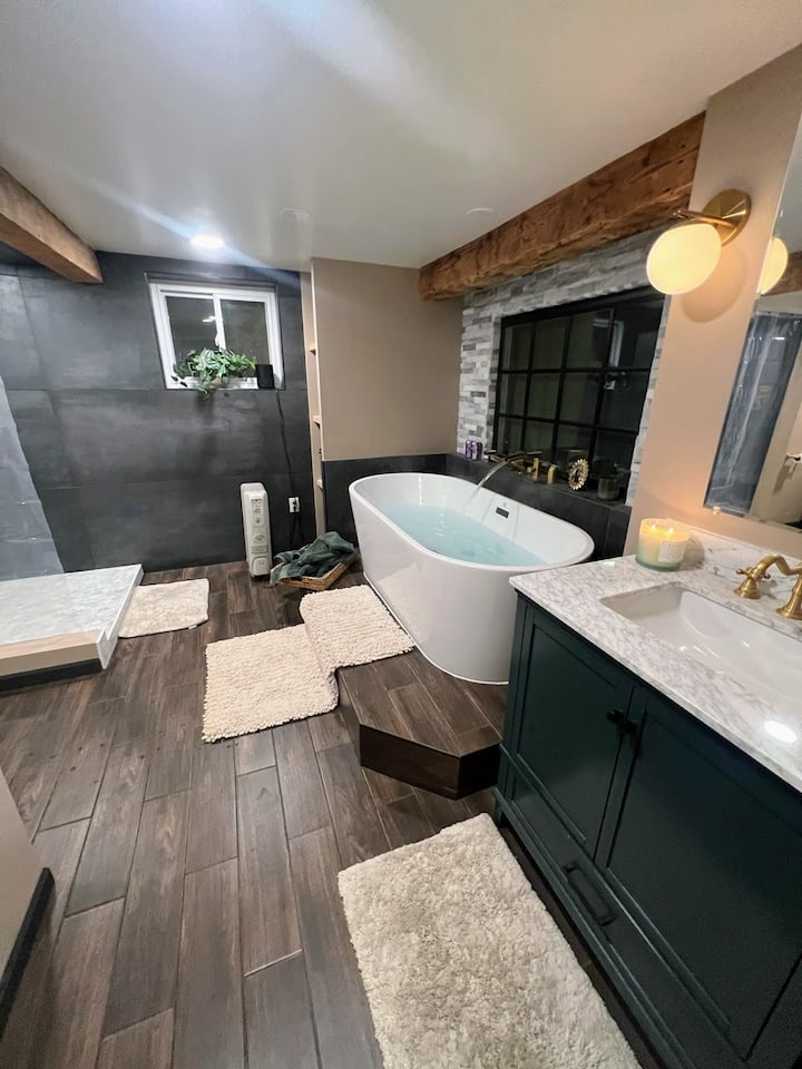Luxury Home | Lake Superior + Lift Bridge Views! - Duluth, MN