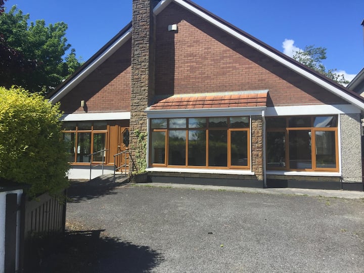 Spacious 5-bed Home Near Salthill & Galway City - Galway