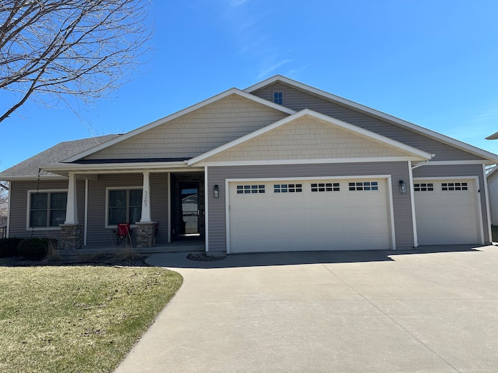 5 Bedroom Eaa Spacious House - Oshkosh, WI