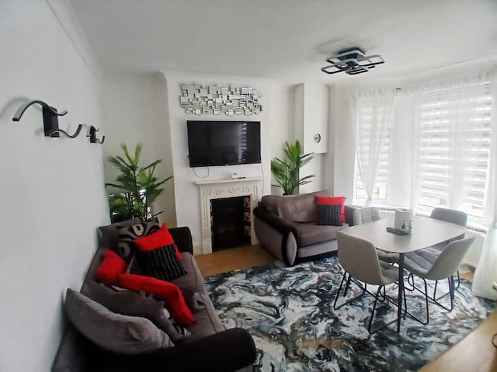 Stylish 3-bedroom Flat With Good Transport Links - Croydon, UK
