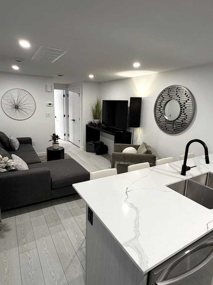 Brand New, Modern Bsmt Suite • 2 Blocks To Lrt - Edmonton, Canada