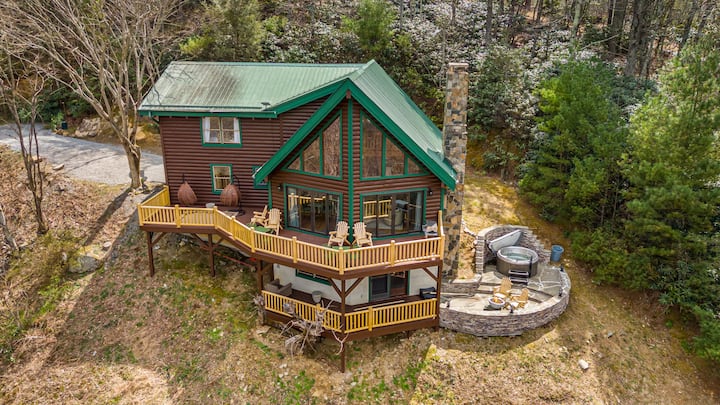 Private Retreat W/ Views, Hot Tub + Game Room - Blowing Rock, NC