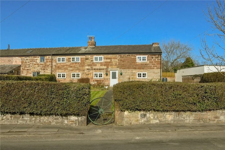 Luxury 1539 Farmhouse: Hot Tub & Pool Access - Wirral