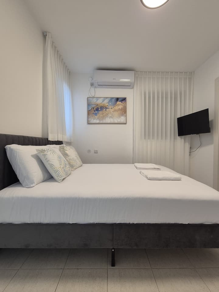 The Coastal Nook | Cozy Studio W Wifi, Ac & Tv - Israël